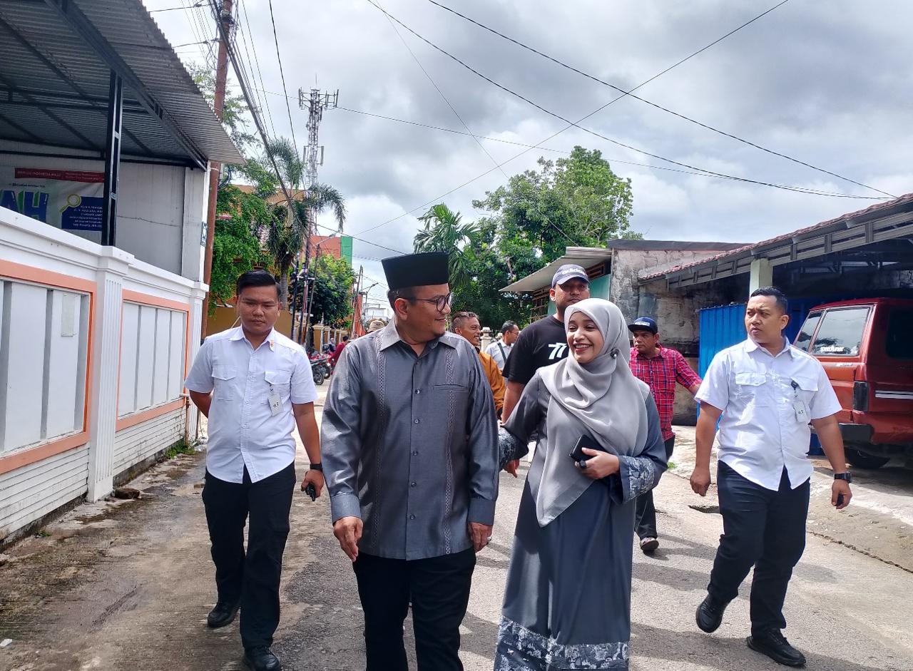 Dr Maulana dan Istri Gunakan Hak Pilihnya di TPS 01 Kebun Handil, Berjalan Kaki dari Rumah ...